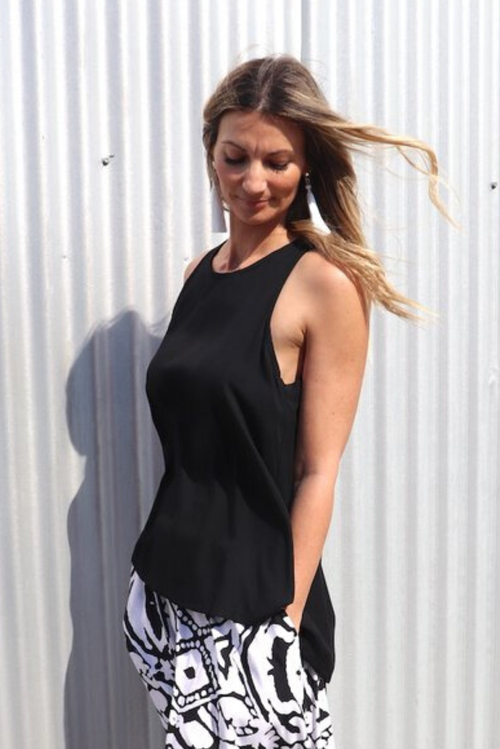 Peta Short Singlet Top In Black – Rock Olive