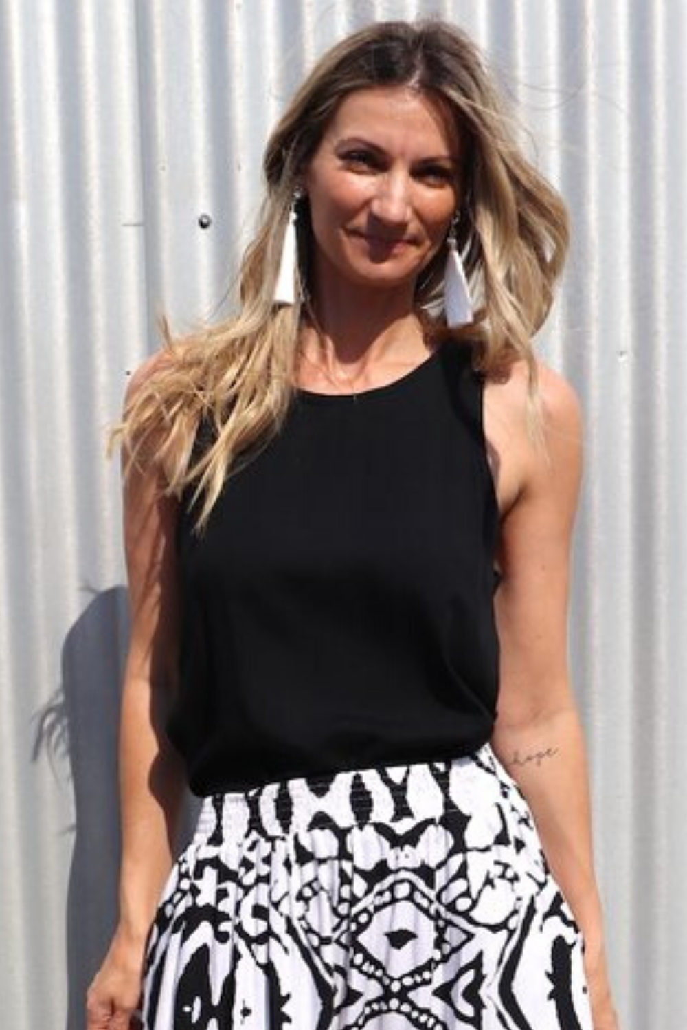 Peta Short Singlet Top In Black – Rock Olive