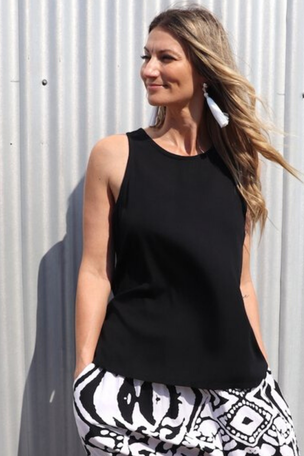 Peta Short Singlet Top In Black – Rock Olive